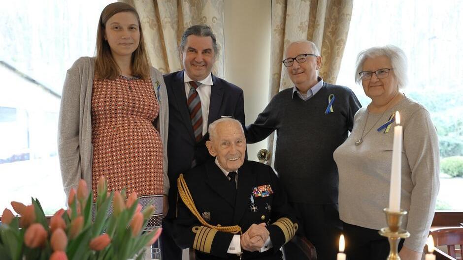 Komandor w st. spoczynku Roman Rakowski obchodził 98. urodziny. Zobacz ...