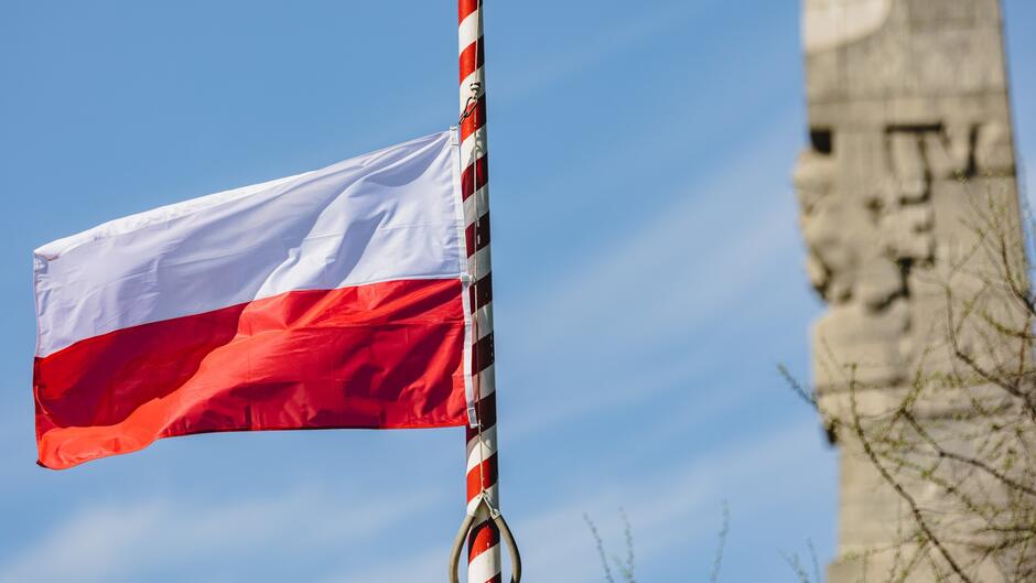 Znieważenie flag RP na Westerplatte. “Możliwe, że to prowokacja”